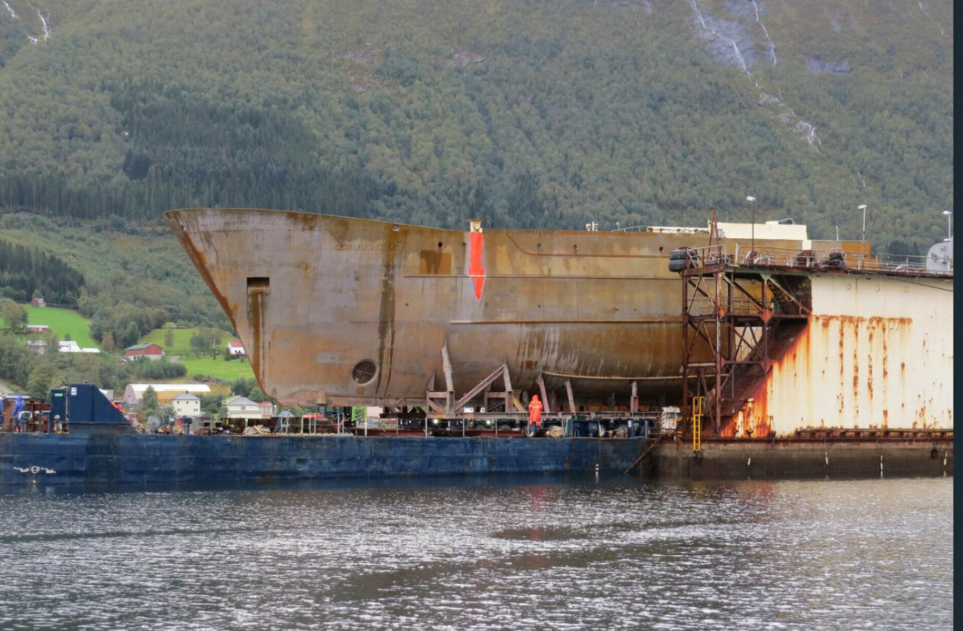 Frakta fiskebåt til Kleven | Ulstein