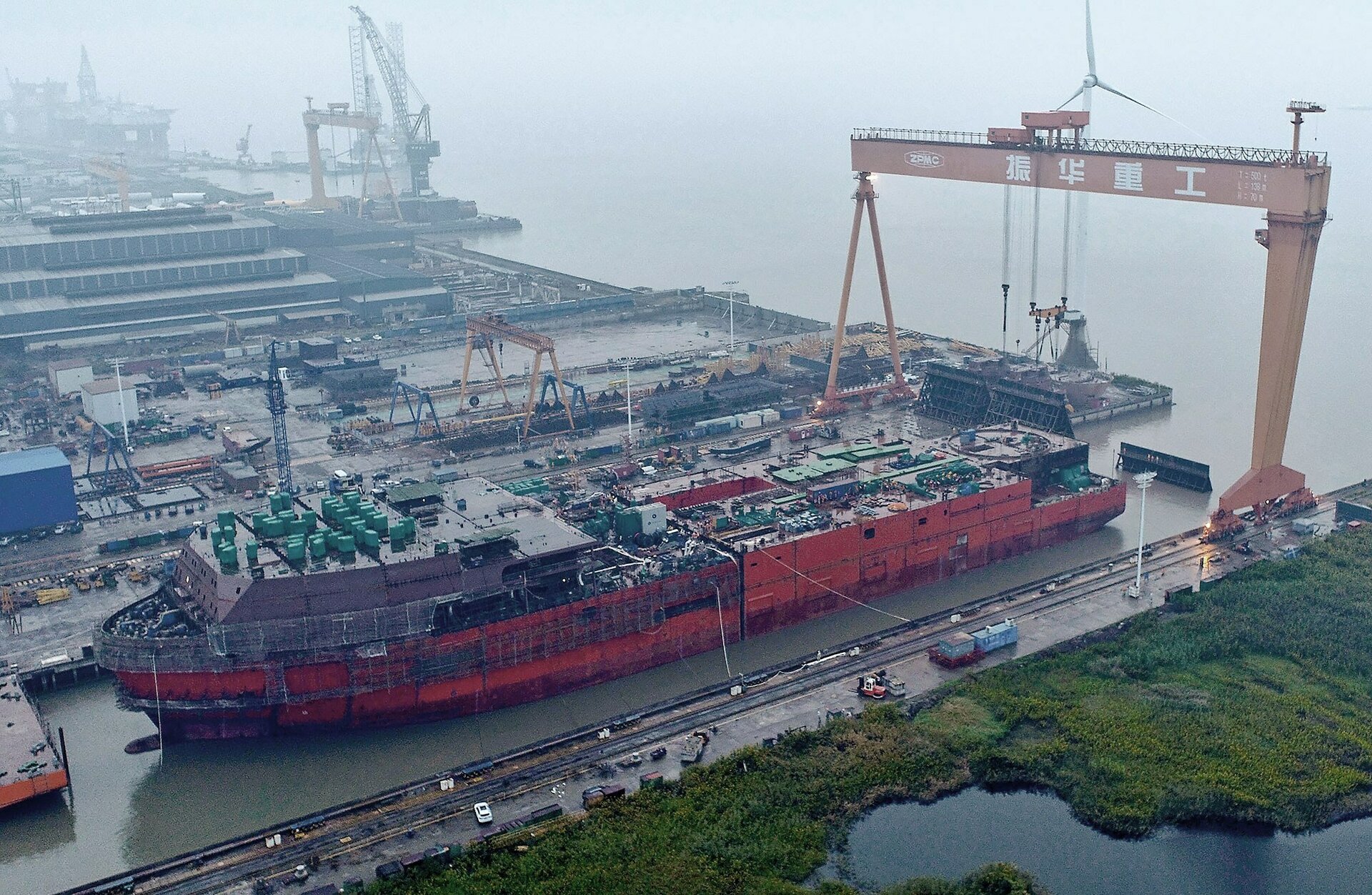 JSD 6000 progress: two half-hull sections assembled | Ulstein