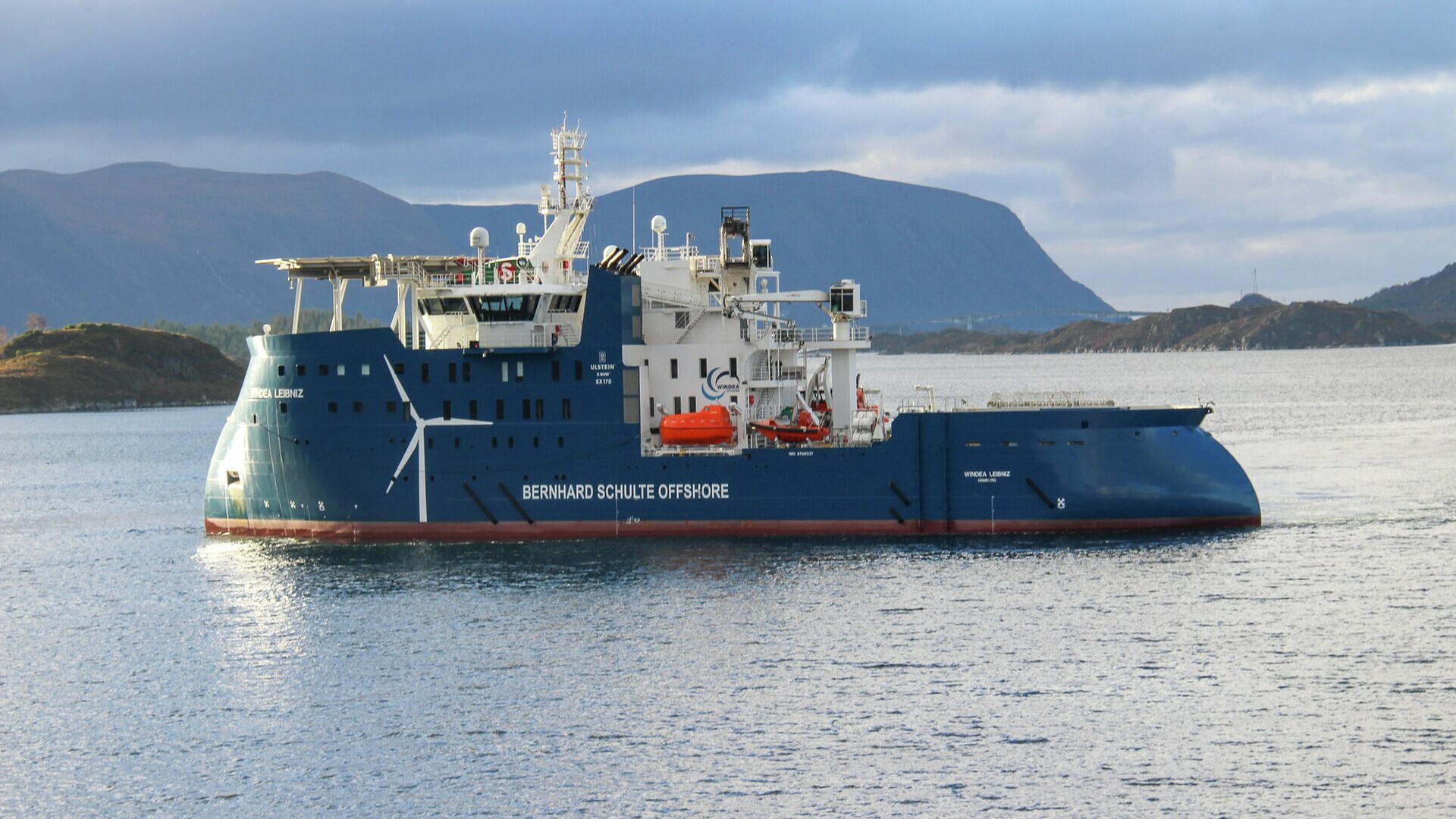 Anchor Handling (AHTS) & Oceangoing Tugs | Vessel portfolio | Ulstein